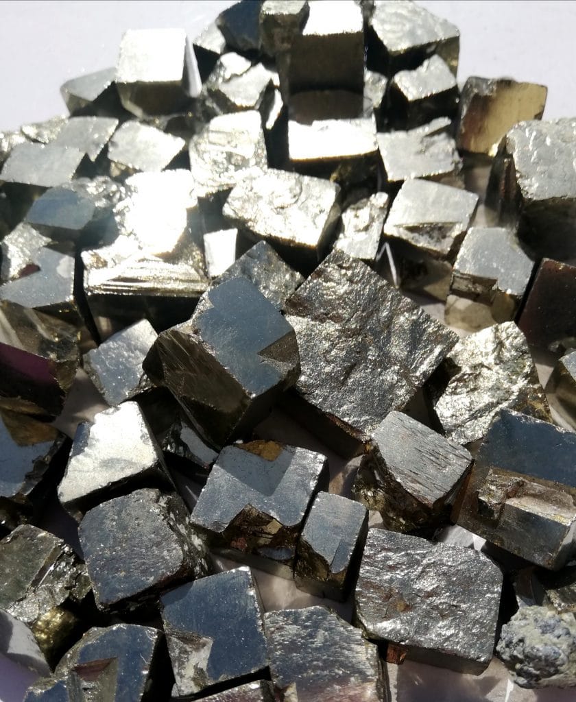 Cubo de pirita irregular - Azabache minerales