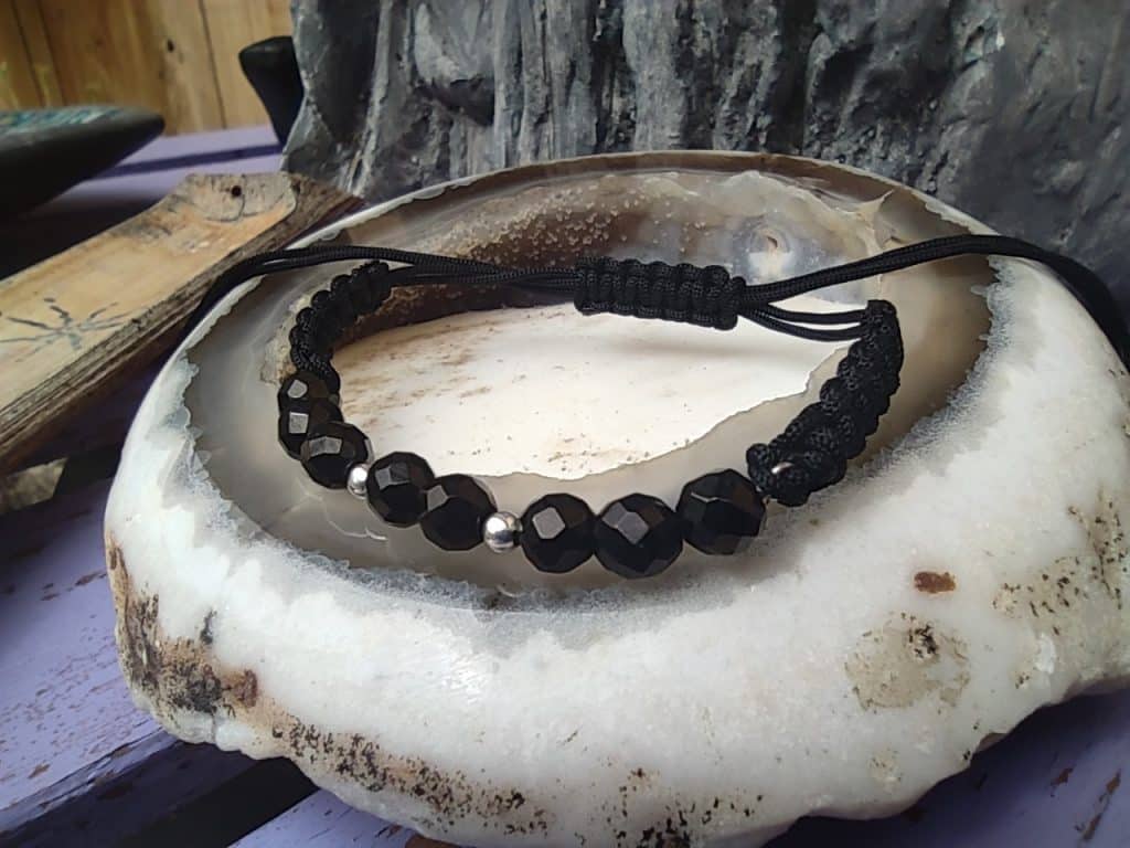Pulsera de azabache tallado,macramé y plata 925g - Azabache minerales