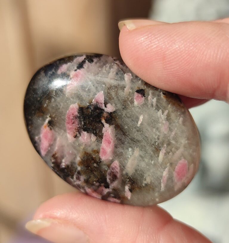 Rodonita, canto rodado plano extra XL - Azabache minerales